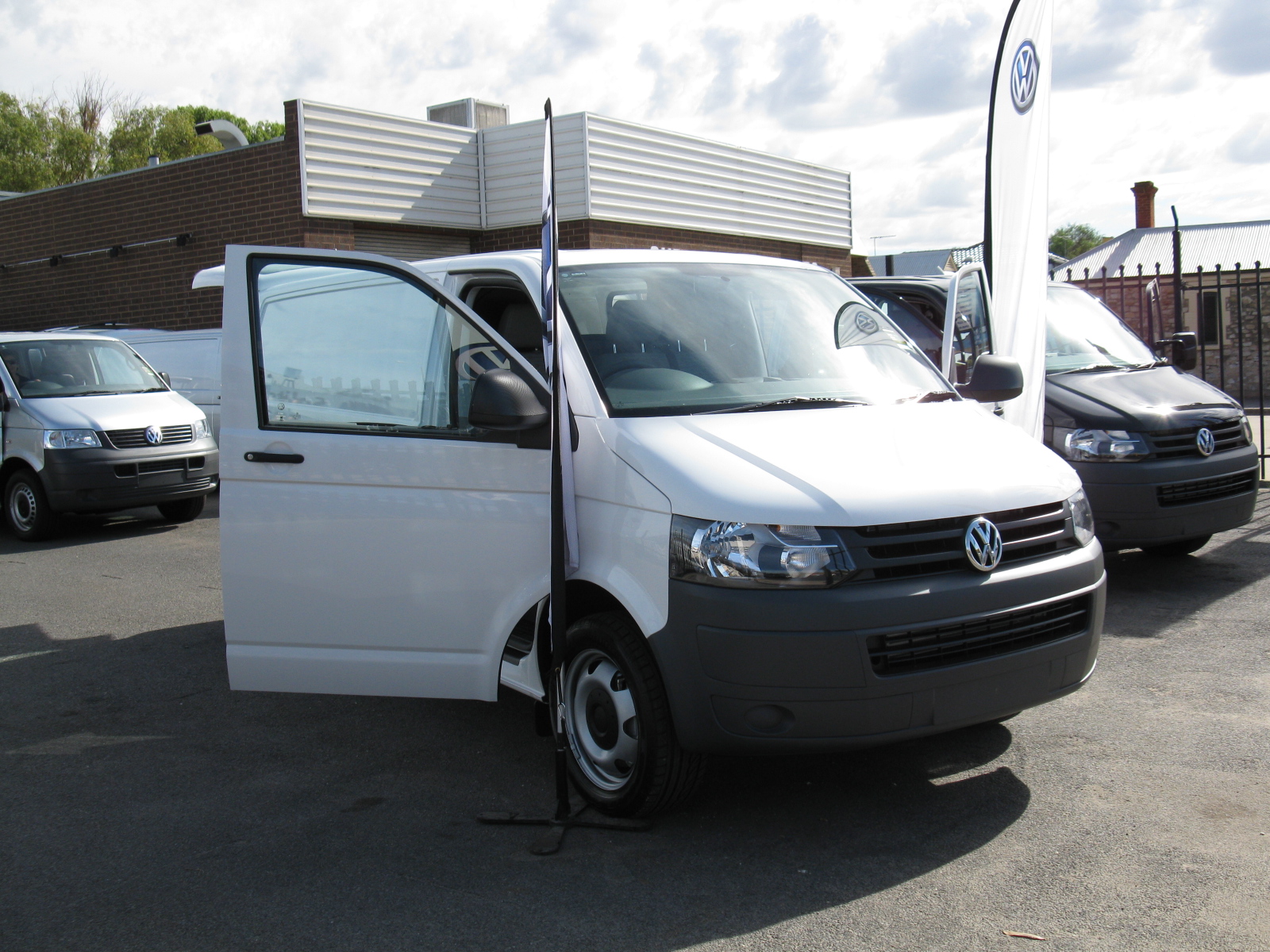 TopWorldAuto >> Photos of Volkswagen Transporter TDi Van - photo galleries