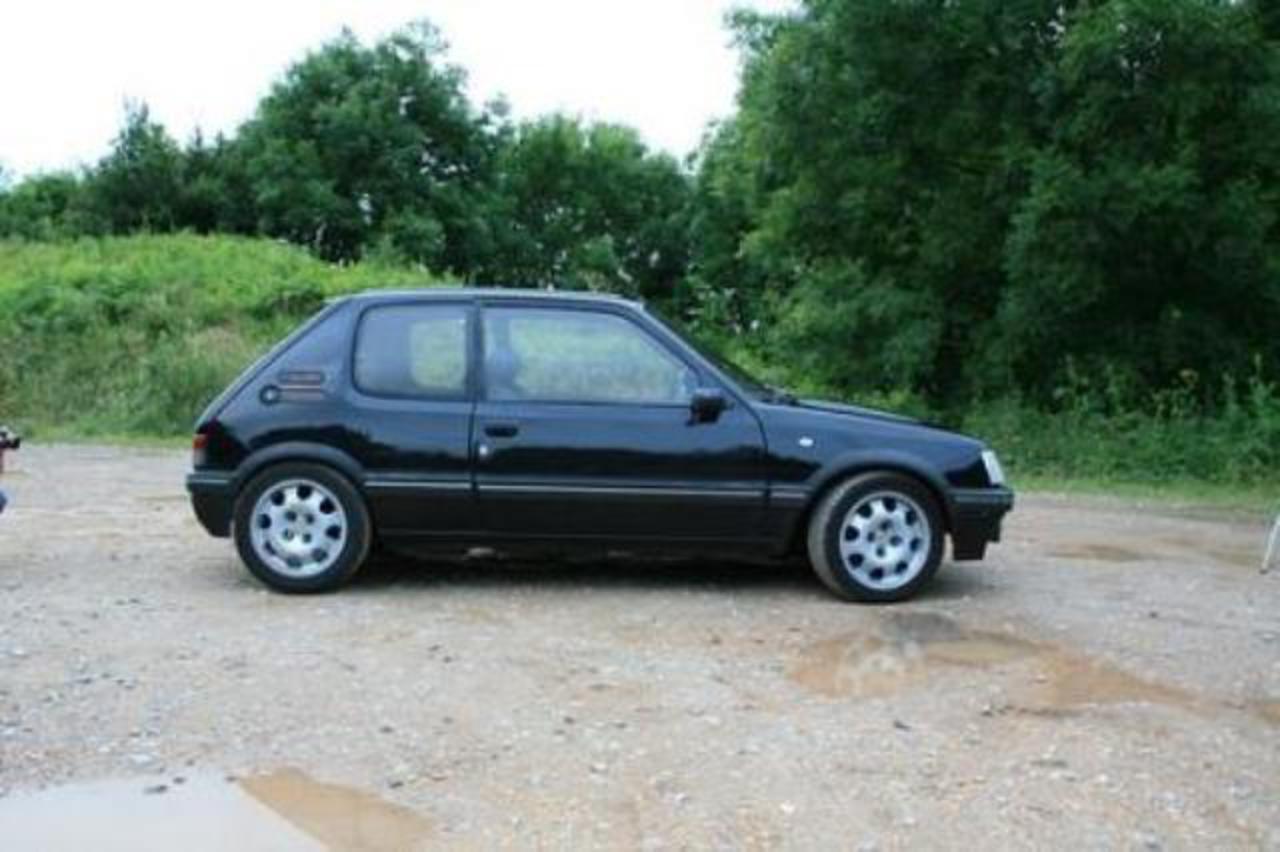 TopWorldAuto >> Photos of Peugeot 205 19 GTi - photo galleries