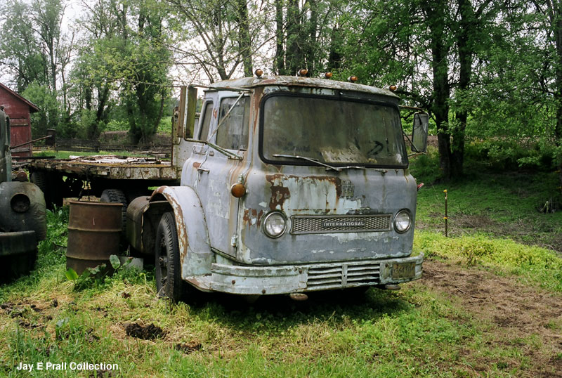 International Harvester 1800 Loadstar - specs, photos, videos and more ...