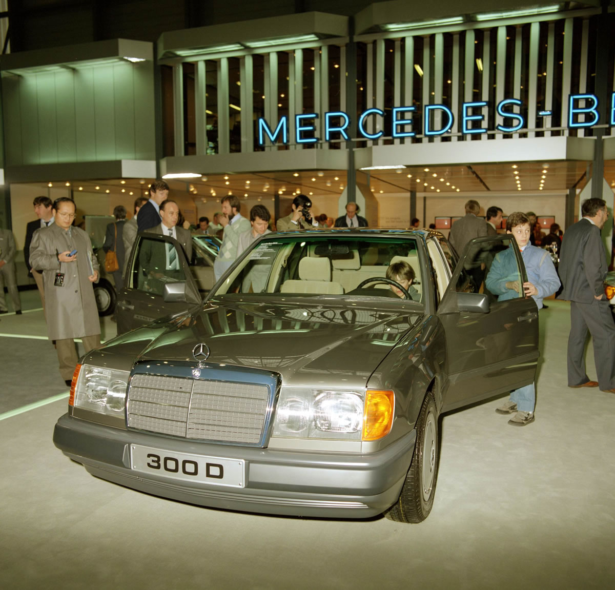 Mercedes-Benz 300 D Long Wheelbase - specs, photos, videos and more on ...