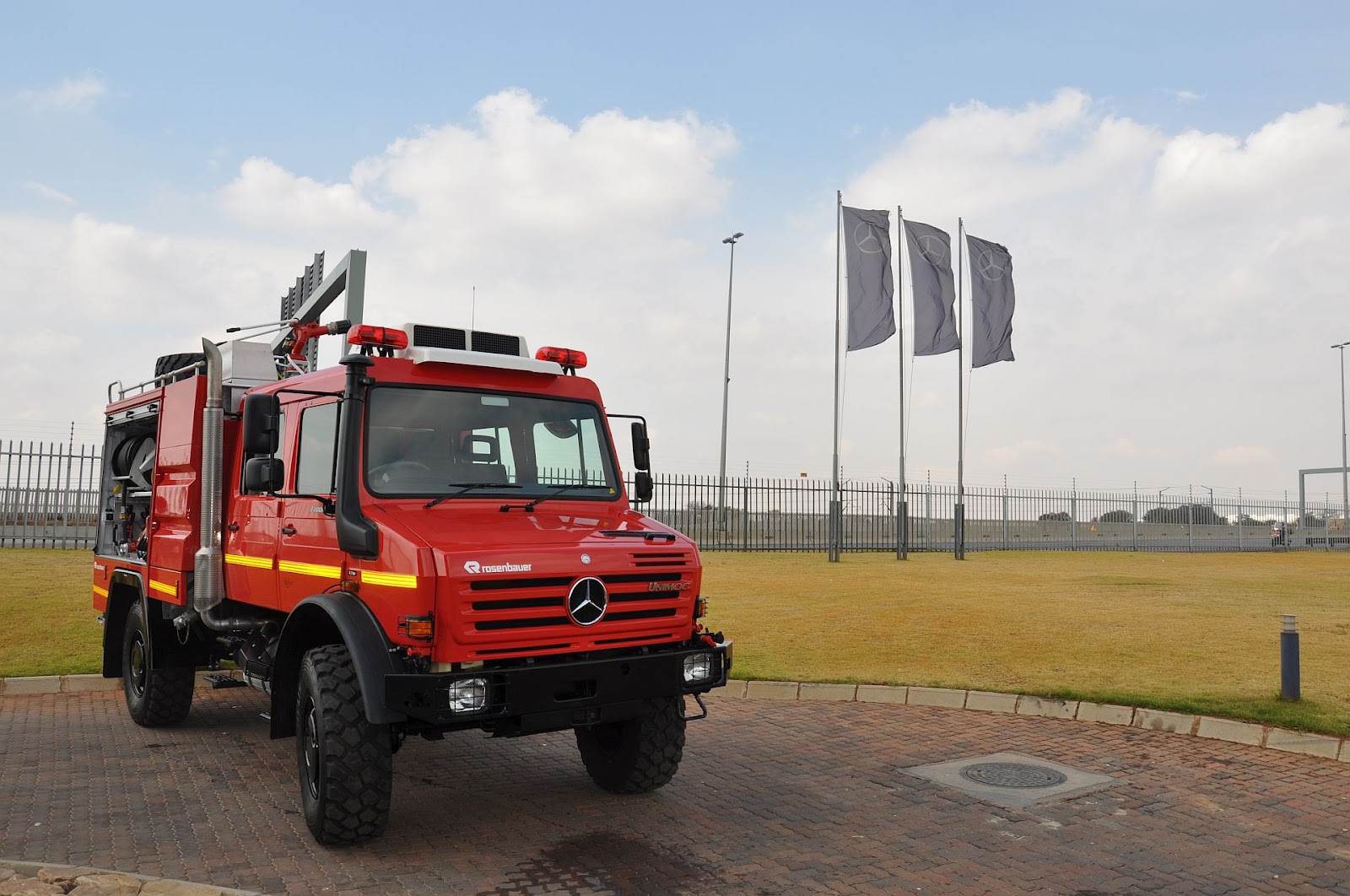 Mercedes-Benz Unimog 4000 - specs, photos, videos and more on TopWorldAuto