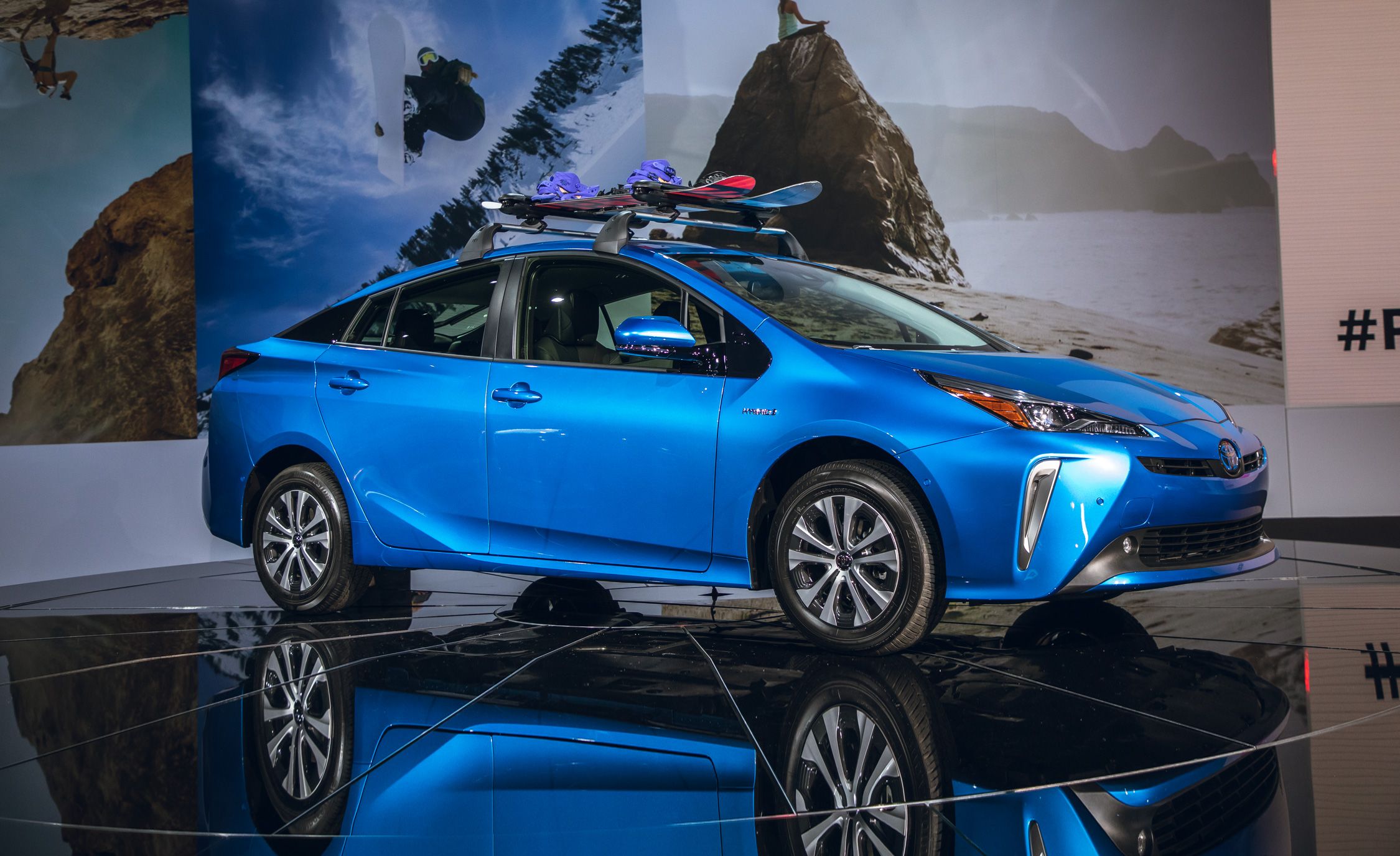Toyota Pirus Hybrid - specs, photos, videos and more on TopWorldAuto